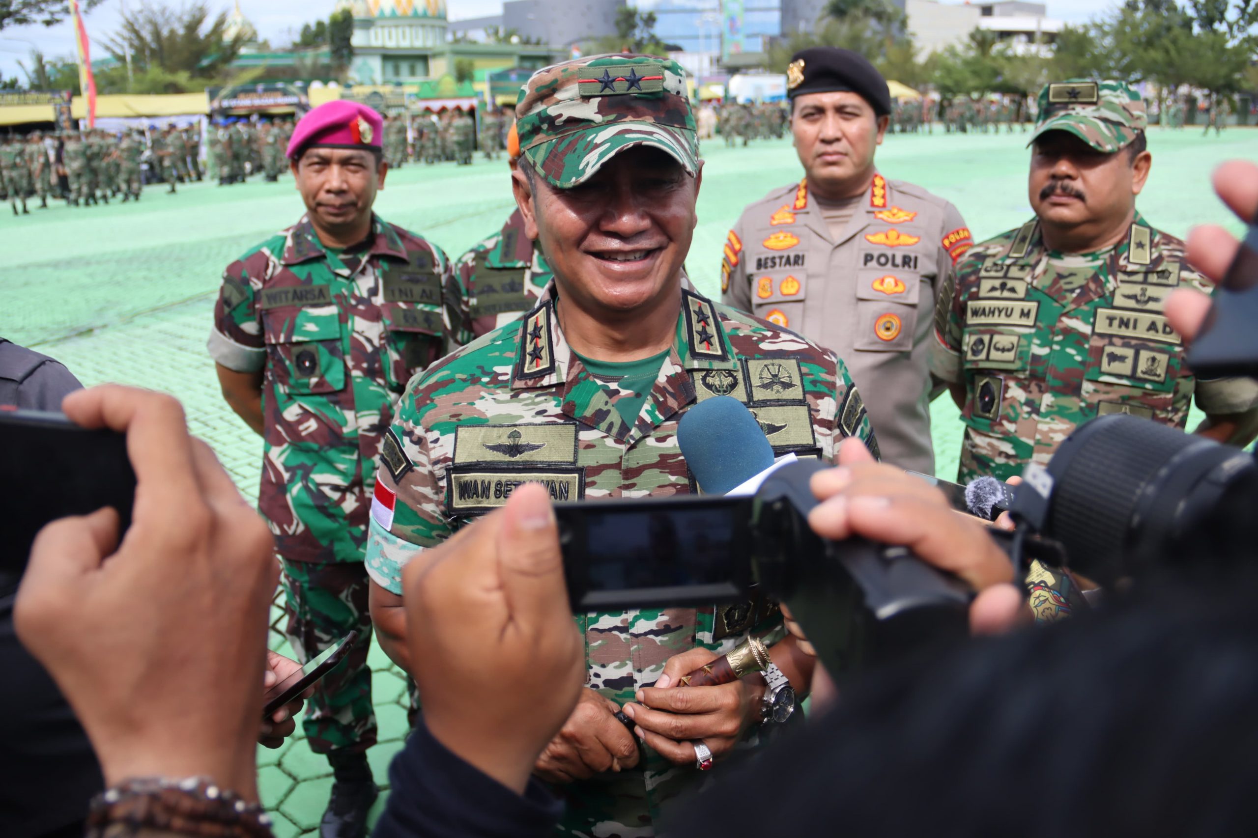 Bantu Prajurit dan Masyarakat Penuhi Kebutuhan Jelang Idul Fitri ... Bantu Prajurit dan Masyarakat Penuhi Kebutuhan Jelang Idul Fitri ...